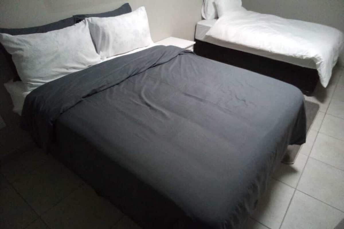 Apartamento Familiar, 2 quartos | Roupa de alta qualidade, secretária, ferro/tábua de engomar