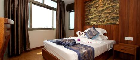 Minibar, cofre no quarto, secretária, quartos insonorizados