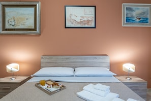Quarto triplo luxo, banheira de hidromassagem | Roupas de cama antialérgicas, edredons de pluma