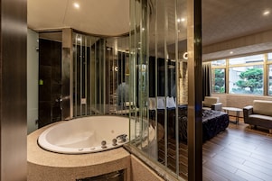 Quarto Duplo Deluxe, 1 cama queen-size | Edredões de penas, minibar grátis, com decoração personalizada