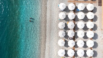 Praia particular, espreguiçadeiras, guarda-sóis, bar na praia 