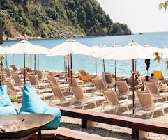 Praia particular, espreguiçadeiras, guarda-sóis, bar na praia