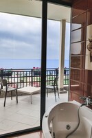 Presidental Suite with Sea View | Banheiro | Chuveiro, secador de cabelo, roupões de banho, chinelos