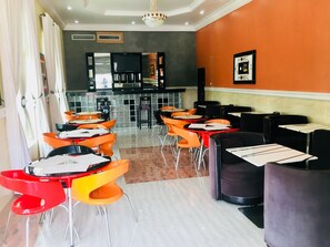 Pequeno-almoço continental diário (10 USD por pessoa)