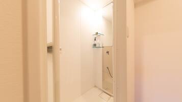 Quarto (for 5 Guests) | Duche na casa de banho
