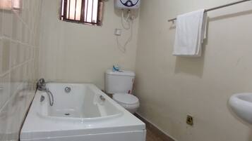 Uma banheira de imersão total, toalhas fornecidas