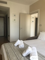 Quarto Familiar | Minibar, cofre no quarto, secretária