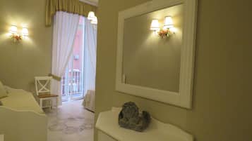 Quarto Triplo Deluxe | Secretária, quartos insonorizados, ferro/tábua de engomar, Wi-fi grátis