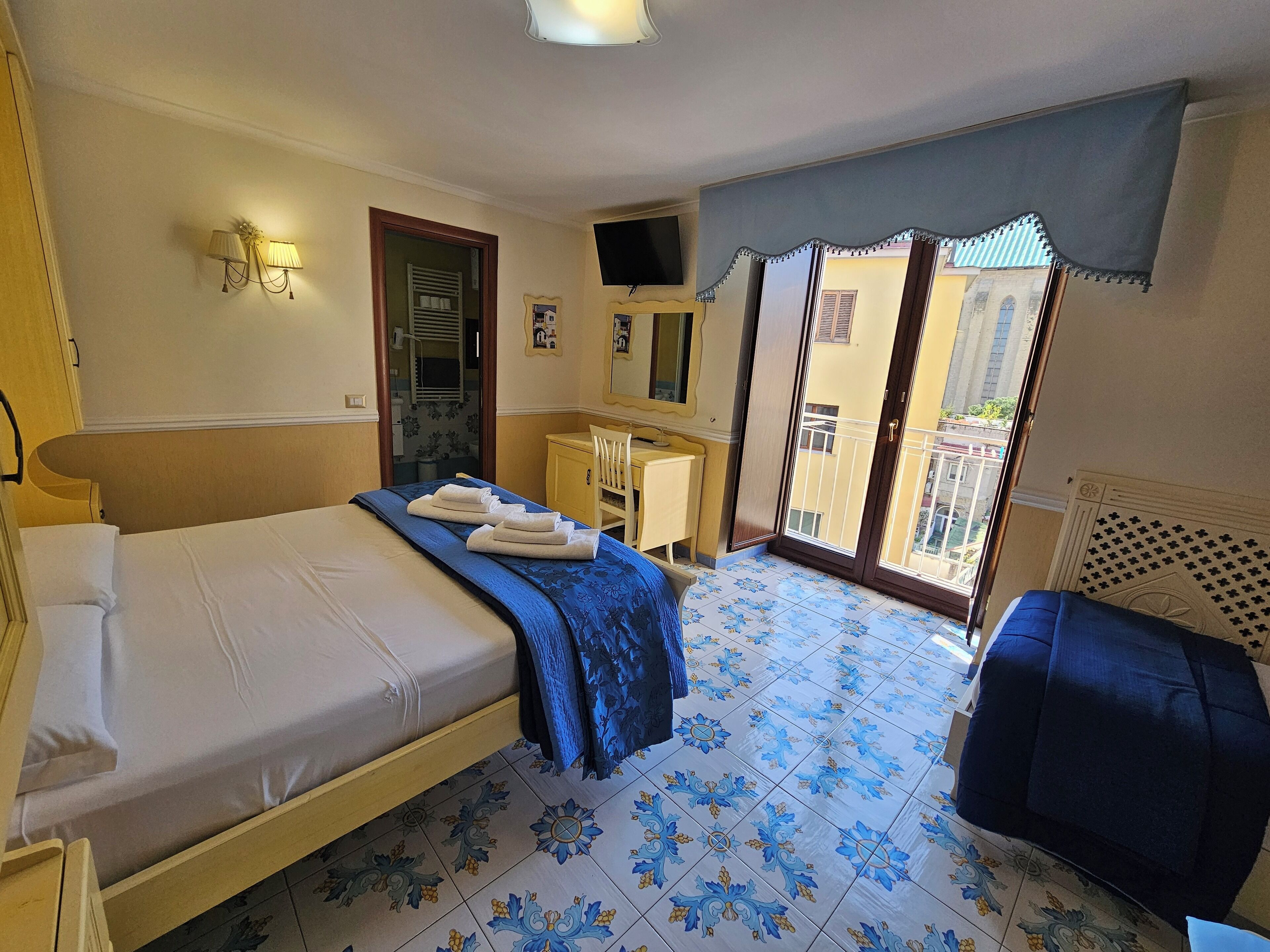 Quarto Triplo Superior, Vista para a cidade | Secretária, quartos insonorizados, ferro/tábua de engomar, Wi-fi grátis 