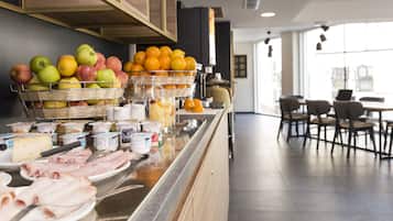 Café da manhã com buffet todos os dias (EUR 18 por pessoa)