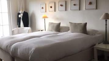 Quarto Duplo (Frederique) | Com decoração personalizada, Wi-fi grátis, roupa de cama fornecida