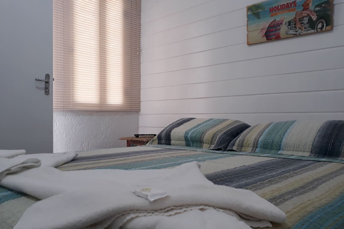 Minibar, roupa de cama fornecida