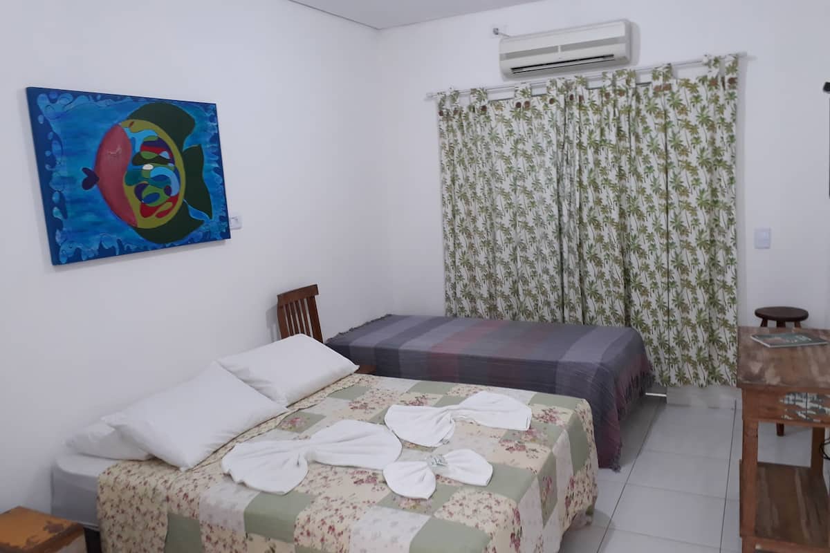 Quarto Triplo Comfort, micro-ondas | Minibar, roupa de cama fornecida
