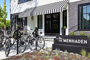 Um edifício moderno com uma placa que diz "The Menhaden".