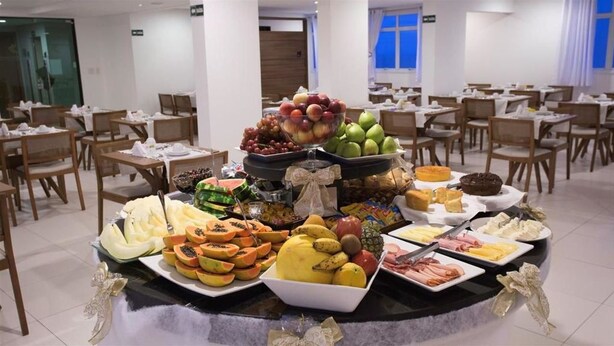 Buffet com diversas frutas, legumes e carnes.