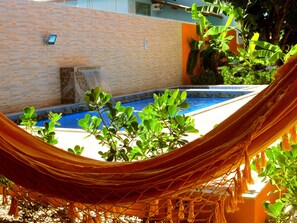 Piscina exterior, espreguiçadeiras 