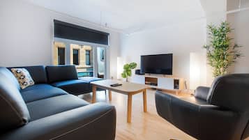 Loft, 1 quarto (SR201) | Sala de estar | Televisor de ecrã plano de 42 polegadas com canais por cabo, Smart TV