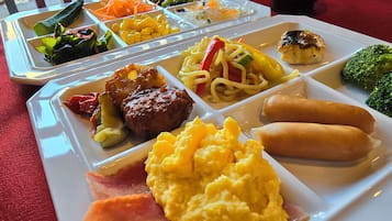 Pequeno-almoço japonês diário mediante uma taxa