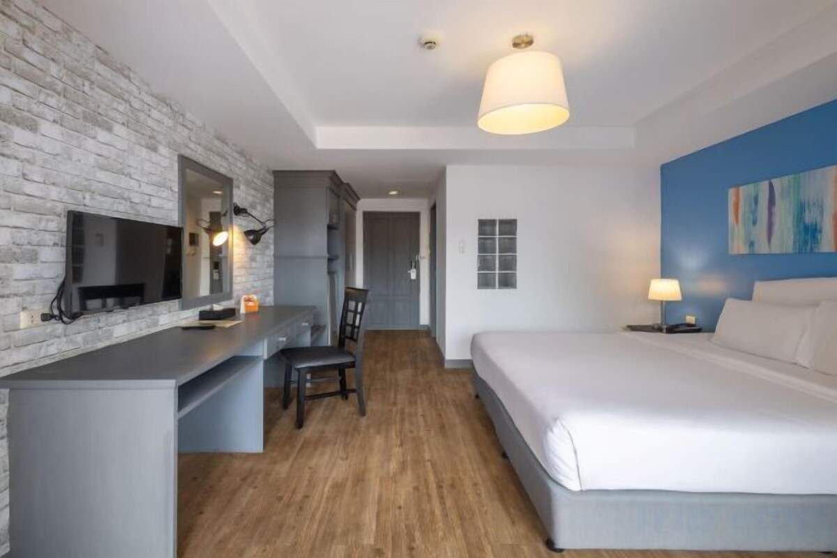Roupas de cama premium, cofres nos quartos, escrivaninha