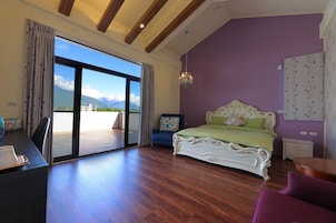 Quarto casal luxo | Escrivaninha, cortinas blackout, ferros/tábuas de passar roupa