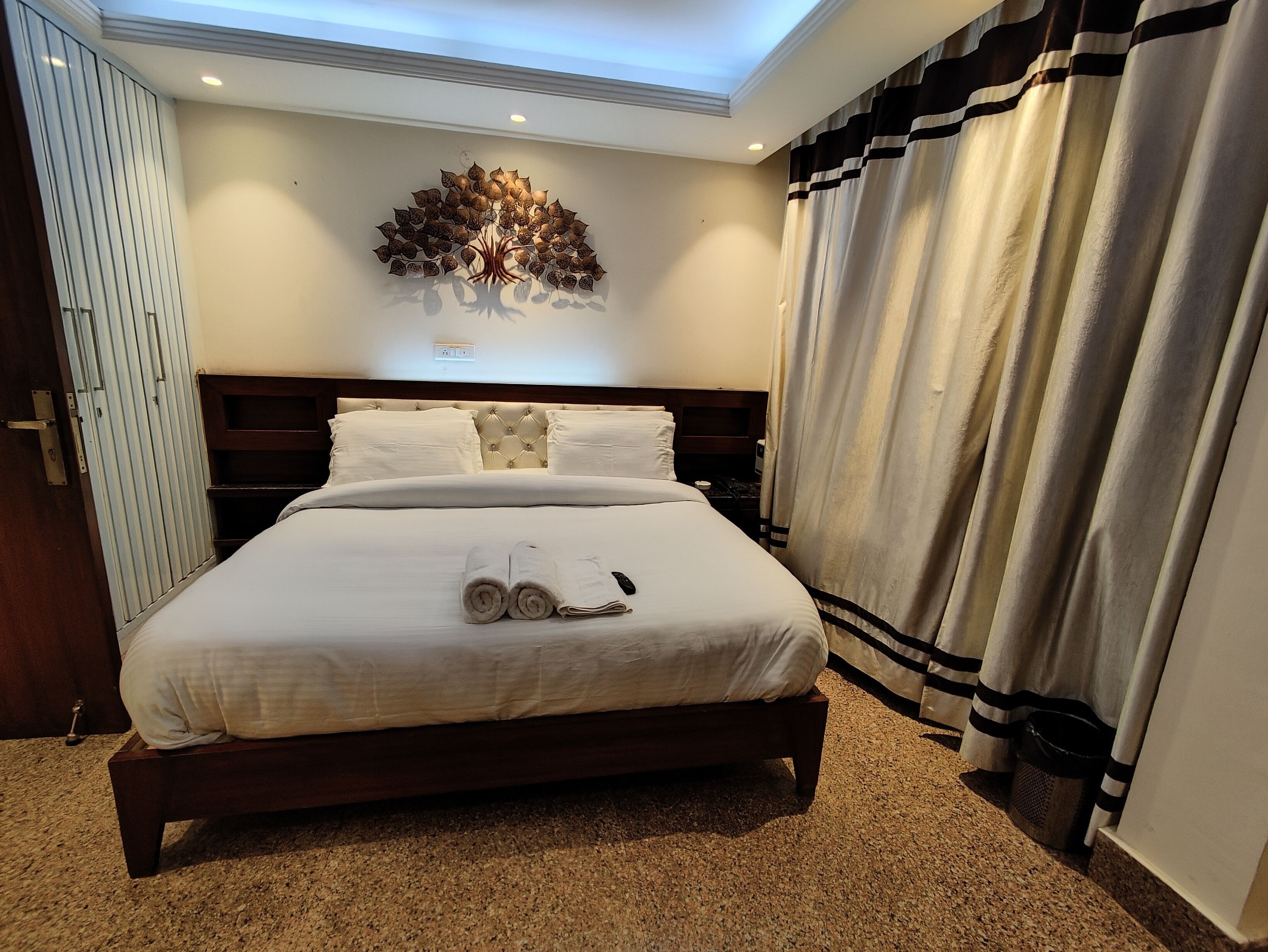 Minibar, secretária, quartos insonorizados, camas desdobráveis 