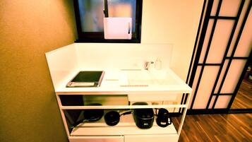 Casa de Férias (Japanese Style) | Kitchenette privada | Um frigorífico, um micro-ondas, utensílios de cozinha