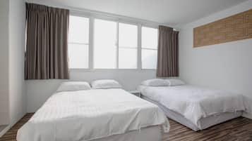 Quarto Quádruplo | Edredões de penas, secretária, cortinas/cortinados opacos