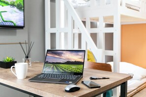 Secretária, Wi-fi grátis, roupa de cama fornecida 