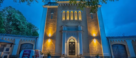 Fachada da propriedade à noite