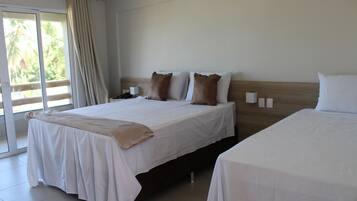 Quarto triplo superior, várias camas, para não fumantes, vista para o jardim | Cortinas blackout, Wi-Fi de cortesia, roupa de cama