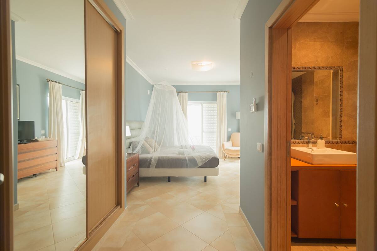 Minibar, cofre no quarto, secretária, cortinas/cortinados opacos