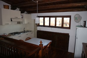Apartamento, 1 quarto | Cozinha privada | Geladeira grande, cooktop, talheres/pratos/utensílios de cozinha