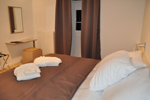 Apartamento exclusivo, vista para a cidade (Purple) | 1 quarto, cofres nos quartos, individualmente decorados