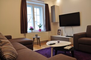Apartamento Exclusivo, Vista para a cidade (Purple) | Sala de estar | Televisor de ecrã plano de 40 polegadas com canais por cabo 