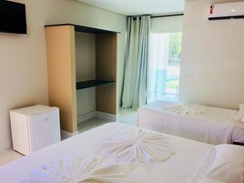 Frigobar, cortinas blackout, Wi-Fi de cortesia, roupa de cama