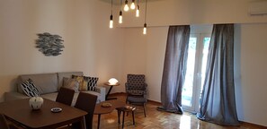 Apartamento, 2 quartos | Sala de estar | TV de ecrã plano, leitor de DVD 