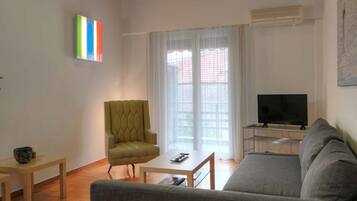 Apartamento, 1 quarto | Sala de estar | TV de ecrã plano, leitor de DVD