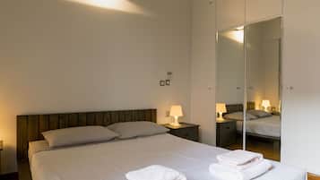 Apartamento, 1 quarto | 1 quarto, secretária, ferro/tábua de engomar