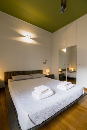 Apartamento, 1 quarto | 1 quarto, secretária, ferro/tábua de engomar 