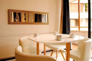 Apartamento, 1 quarto, não fumadores | Refeições no quarto