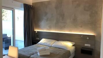 Quarto casal ou duplo básico, varanda | 1 quarto, roupas de cama antialérgicas, frigobar, cofres nos quartos