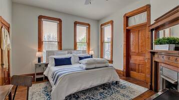 Quarto Design, 1 cama king-size, Vista para a cidade | Lençóis de algodão egípcio, roupa de alta qualidade, edredões de penas