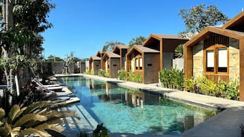 Piscina externa, espreguiçadeiras