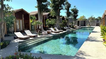 Piscina externa, espreguiçadeiras