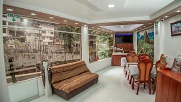 Habitacion Doble, Panoramico, Vista al Rio y Montaña | Minibar, com decoração personalizada, secretária