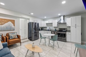 Quarto Premium, aceitam-se animais de estimação | Cozinha privada | Um frigorífico, um micro-ondas, uma cafeteira/bule 