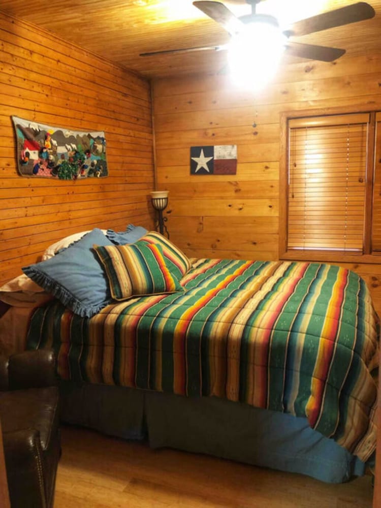 Log House-2 Bedroom Near Medina Lake - Lake Medina Highlands, TX