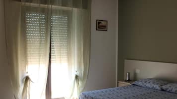 Secretária, cortinas/cortinados opacos, ferro/tábua de engomar