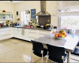 Villa, 4 quartos | Cozinha privada | Um frigorífico/congelador grande, um micro-ondas, um forno 