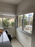 Villa, 4 quartos | Cozinha privada | Uma cafeteira/bule, um frigorífico/congelador grande, um micro-ondas